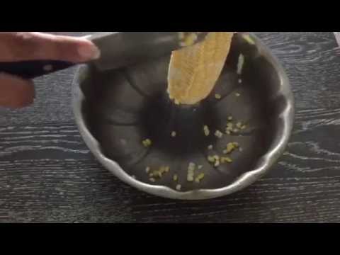 cutting corn on the cob - Food Mamma